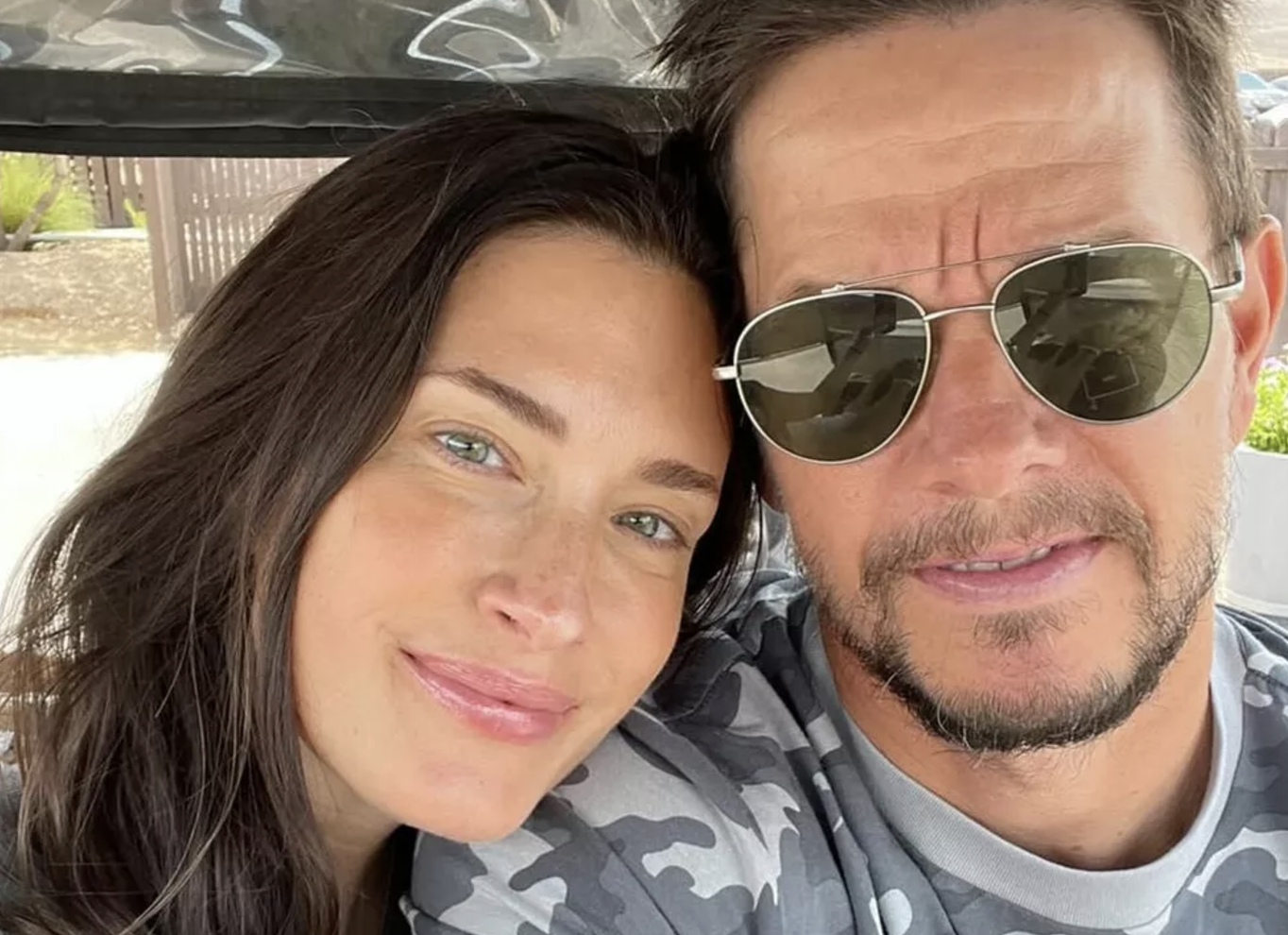 Марк Уолберг опубликовал редкое фото с женой и четырьмя детьми - Mama.md