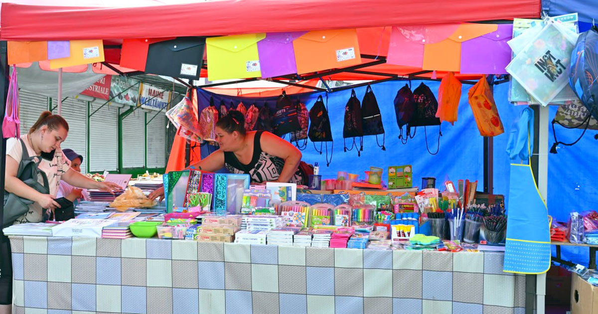 Родители начали готовить детей в школы: в Кишиневе открылись школьные ярмарки - Mama.md